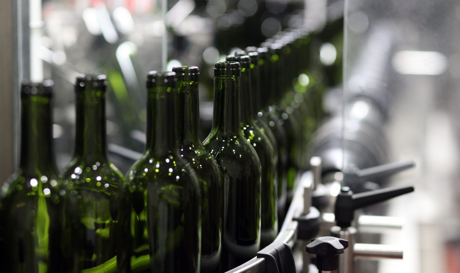 ¿Cómo funcionan las embotelladoras de vino? - Excellent Cork